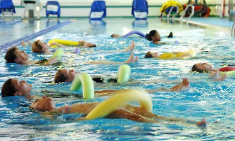 Rutina de ejercicios para hacer en la piscina y adelgazar